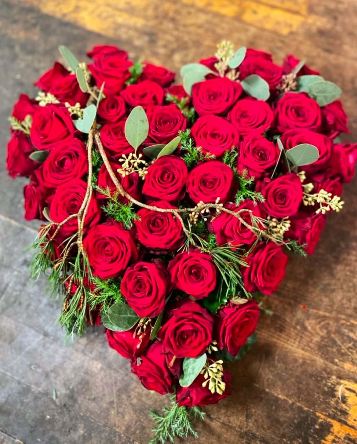 Hjerte med røde roser